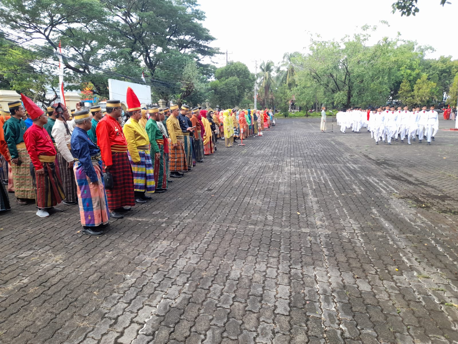 Busana Adat Tradisional Warnai Upacara Puncak Peringatan Ghn 2023