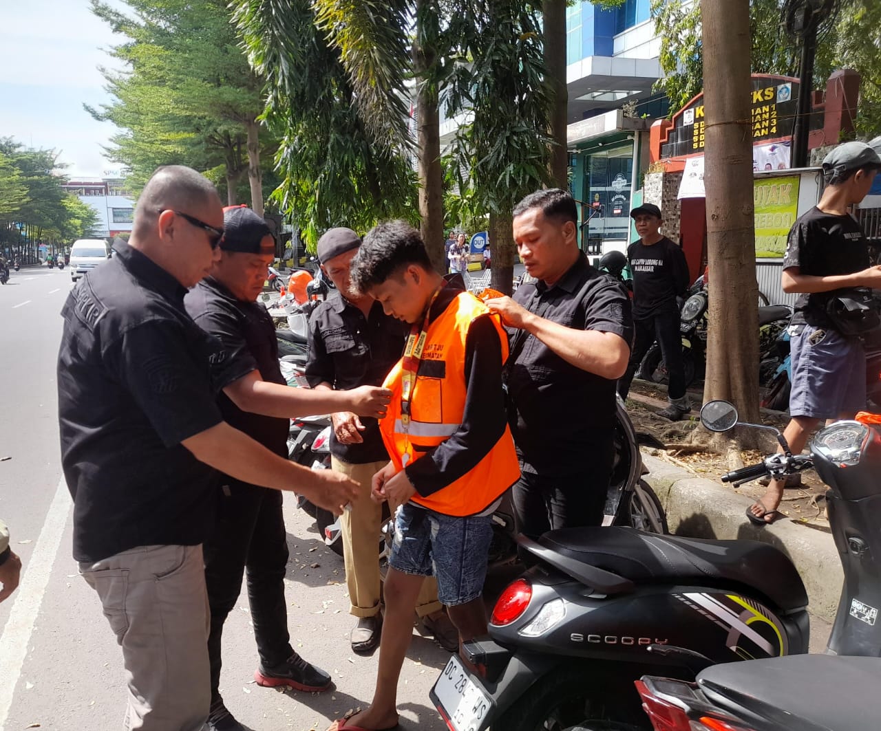 Plt Direktur Perumda Parkir Makassar Adi Rasyid Ali,Tertibkan Rompi ...
